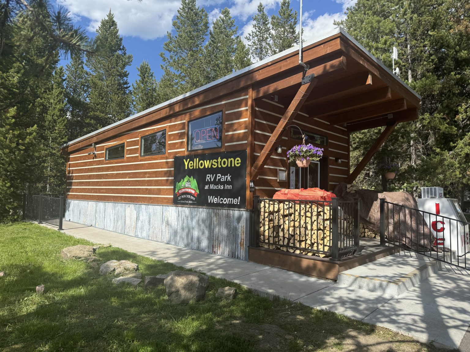 10 Best Things to Do in Yellowstone Near the West Entrance ...